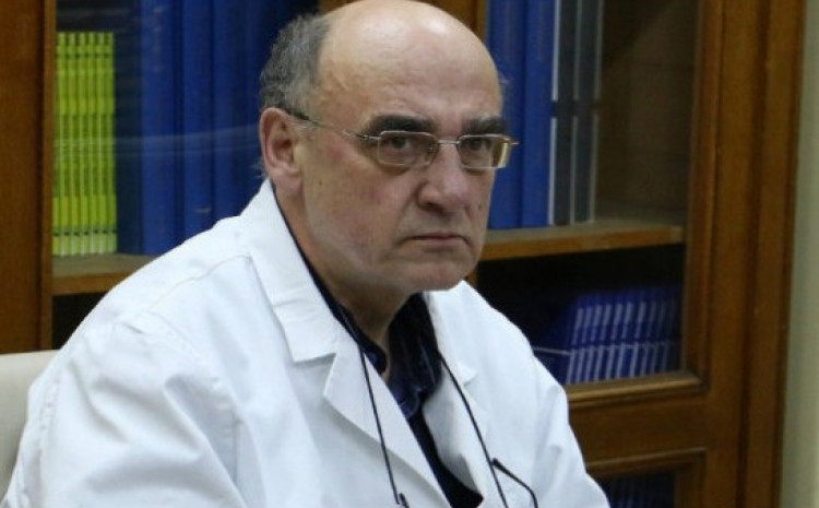 Vakcinisao se imunolog Jasenko Karamehić: Čekao sam u redu na kiši više ...