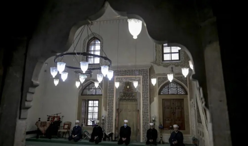 Nakon 30 godina u sarajevskoj džamiji Ferhadija uči se hafiska mukabela ...