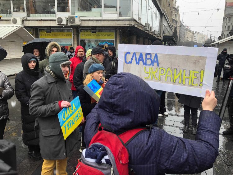 Počeo skup podrške Ukrajini u centru Beograda, okupljeni spalili ruski ...