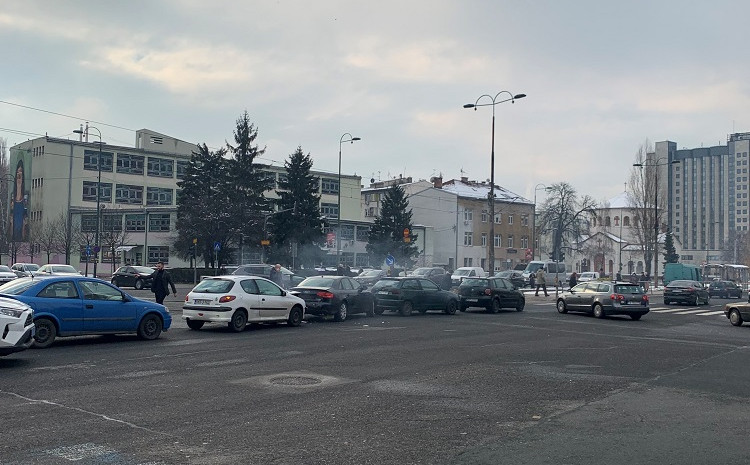 Udes na raskrsnici na Pofalićima, učestvovala čak četiri vozila | Face ...