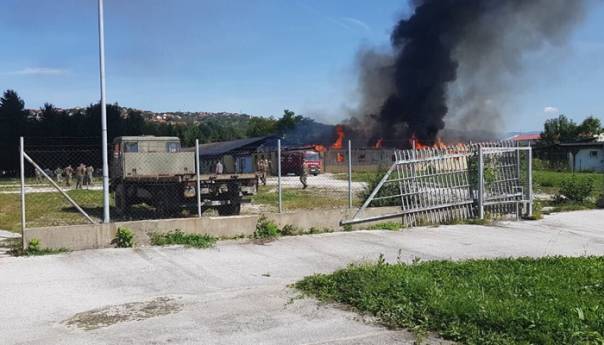 Požar na lokaciji kasarne Rajlovac stavljen pod kontrolu | Face ...