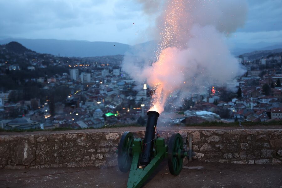 Tradicionalnim pucnjem topa sa sarajevske Žute tabije najavljen početak ...