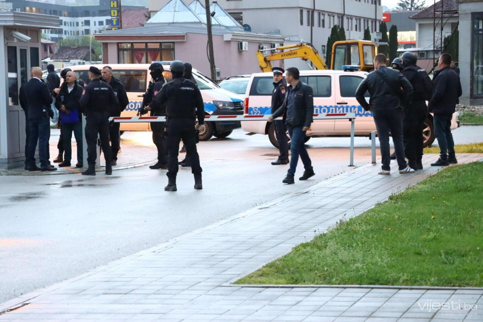 HAPSI LI SE MILORAD DODIK?! SIPA stigla ispred zgrade u kojoj je predsjednik RS-a! (FOTO) | Face ...